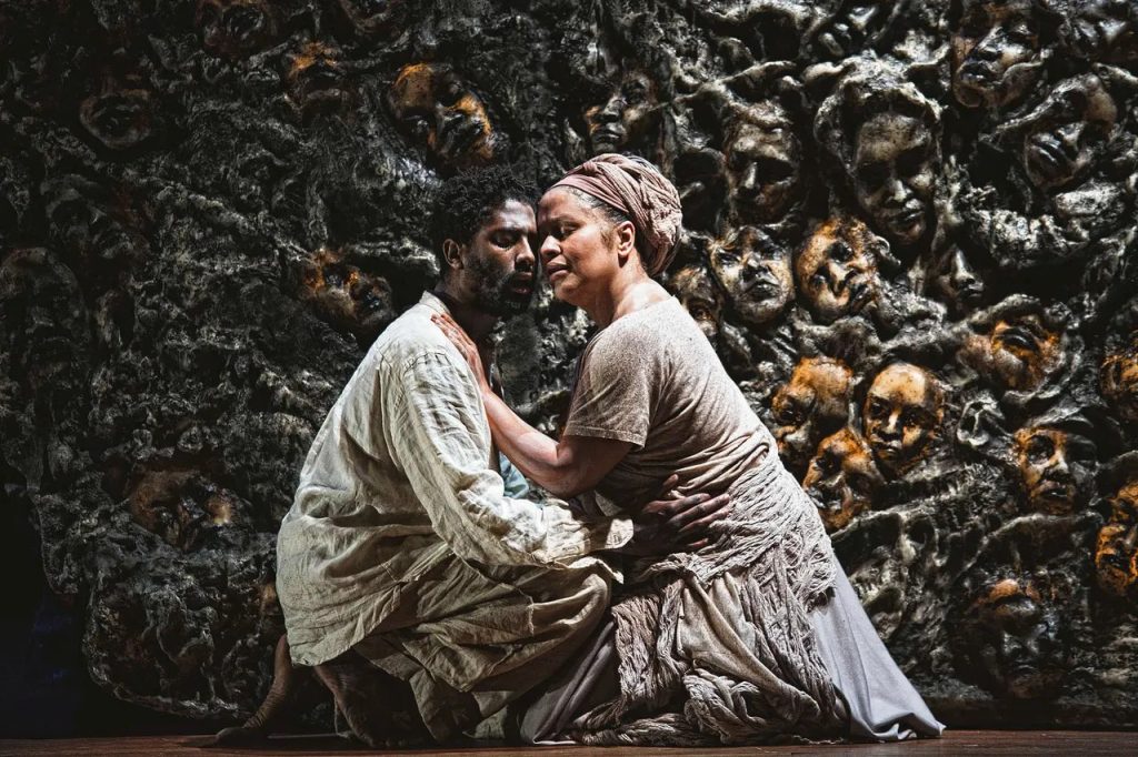 Tania Kross en Peter Brathwaite in Katibu di Shon ( 2013). Foto: Marco ...